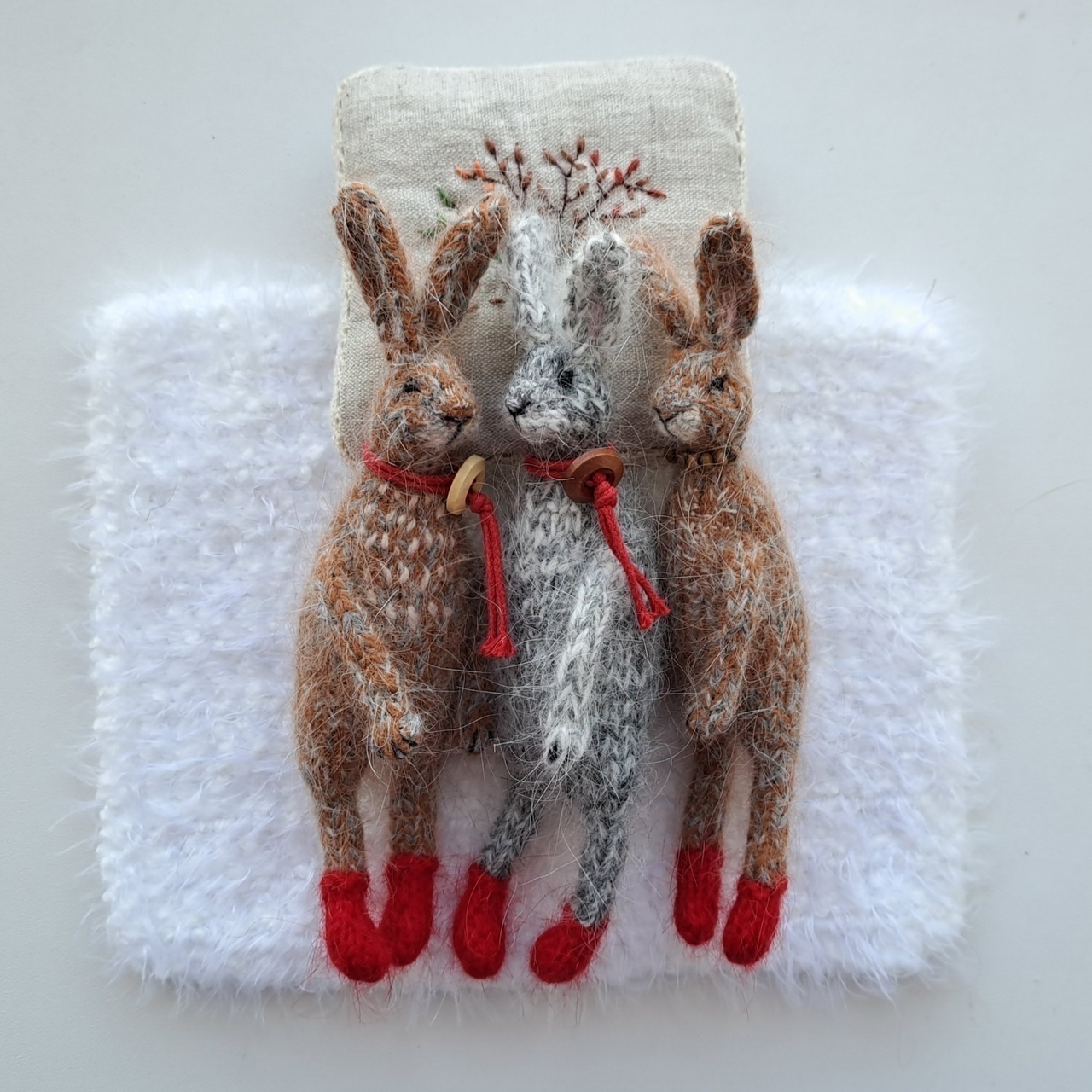 Описание вязания спицами маленького зайца русака из пуха норки размером 17 см Knitting Pattern