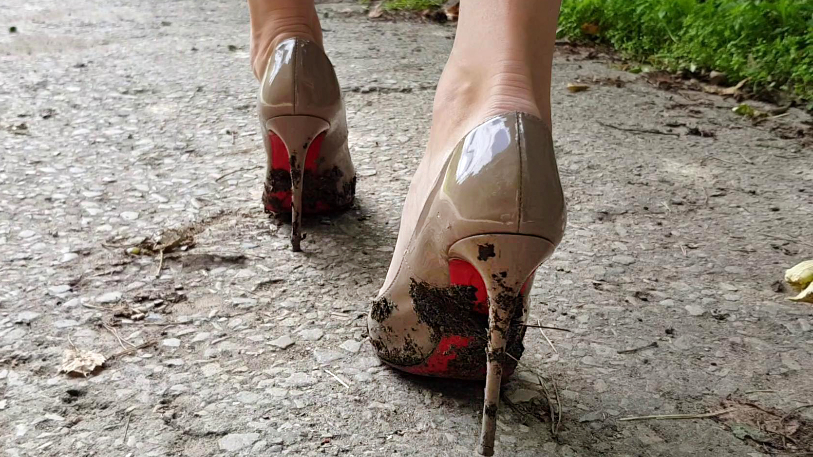 high heels outdoors, high heels stuck, dirty shoes, muddy high heels ...