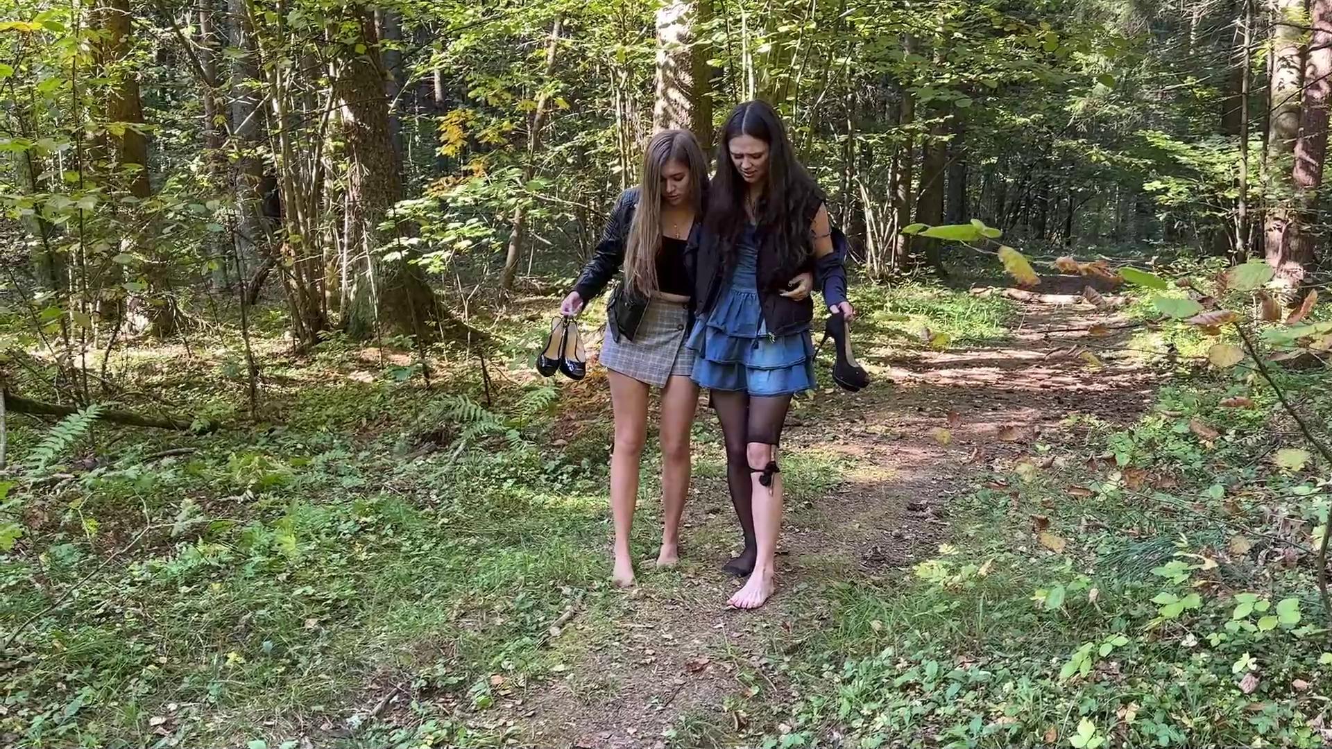 Twisted ankle during the walking video, applying a tourniquet on foot, sprained feet, high heels ...