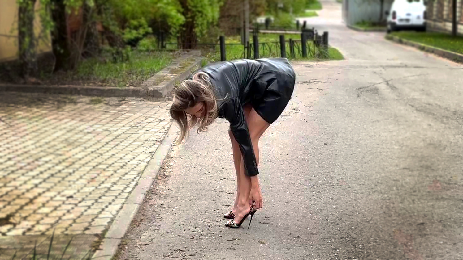 Walking in stilettos on street, high heels walking, losing straps ...