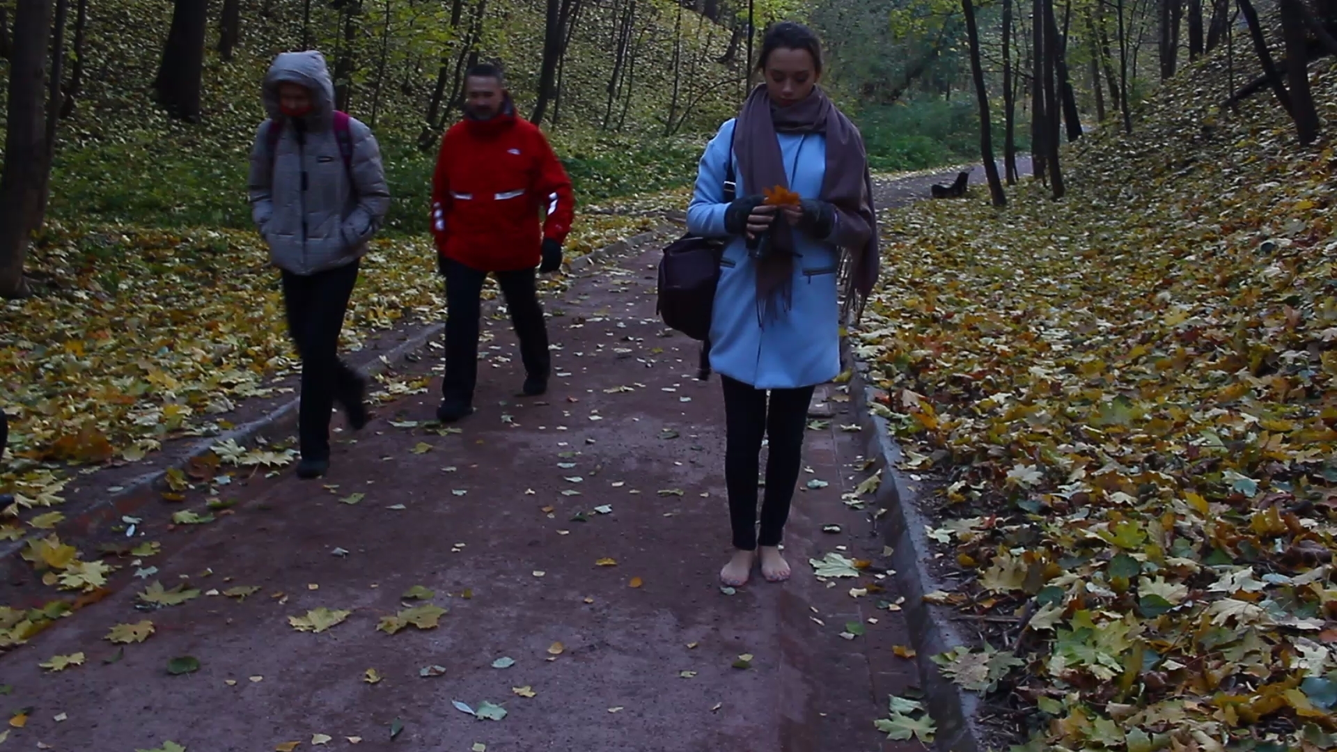 Anna walks barefoot in the autumn park | [4K] Video №5 - FEET CITY ...