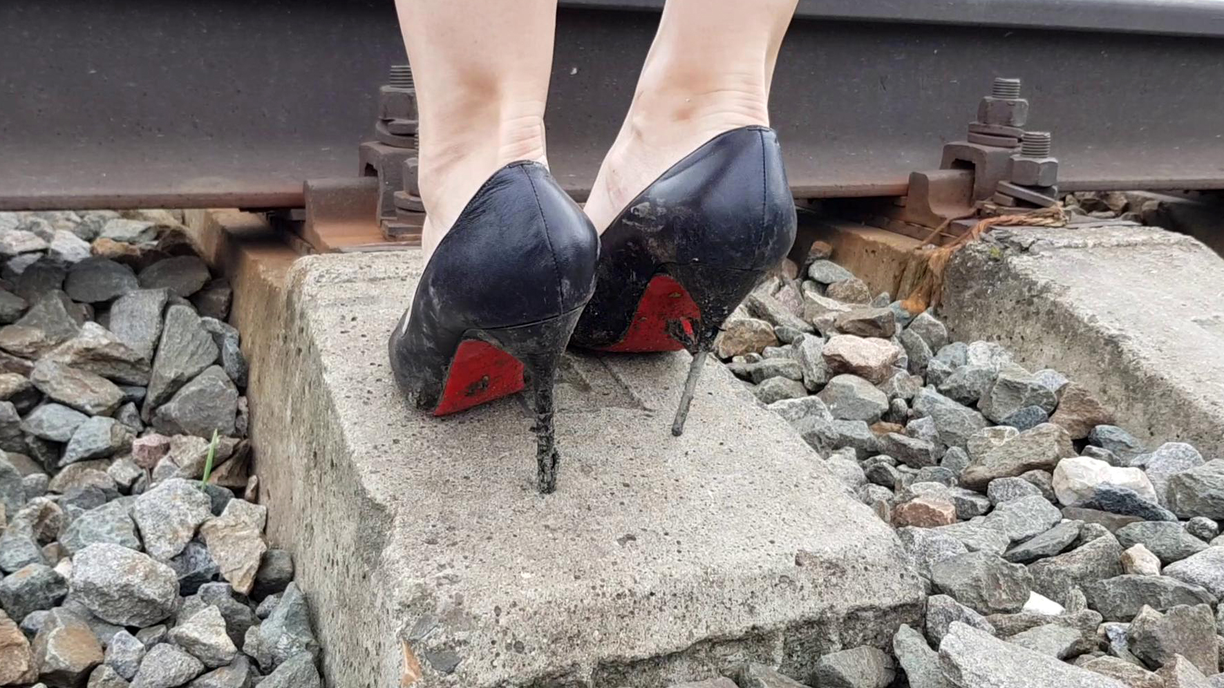 louboutin on the slope, wet and messy louboutin, climbing on high heels ...
