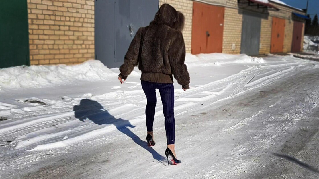 Louboutin high heels walking on very slippery snow, high heels sliding ...