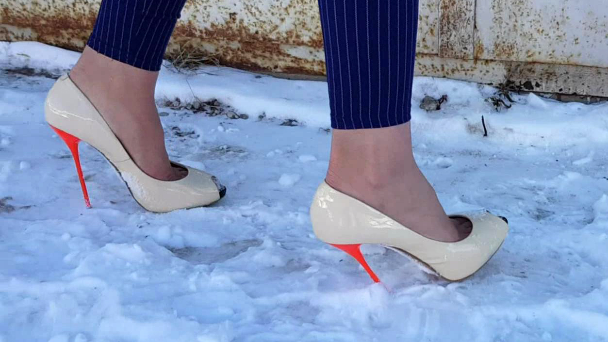 High heels on snow, high heels in snow, high heels on ice ...